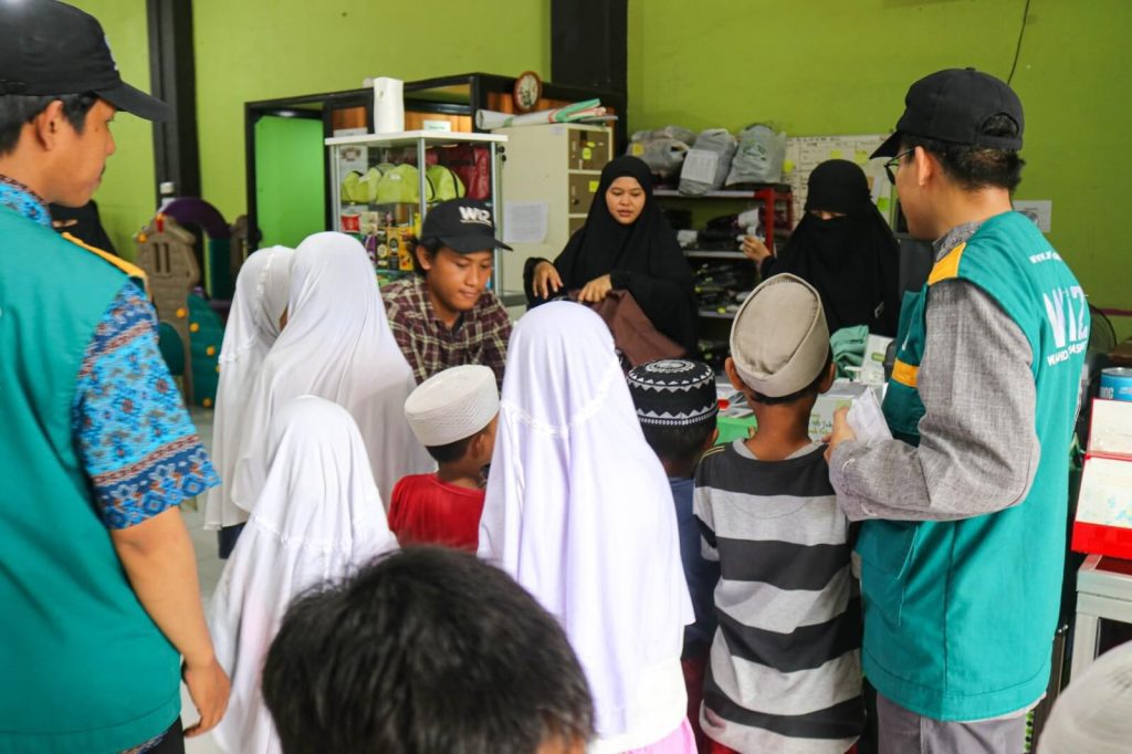 WIZ Bersama Anak Yatim Belanja Baju Lebaran – WAHDAH INSPIRASI ZAKAT