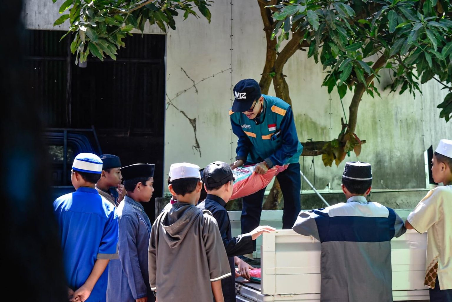 WIZ Salurkan 150 Kg Beras untuk Santri Rumah Tahfizh Enjaaz Qur’ani di ...