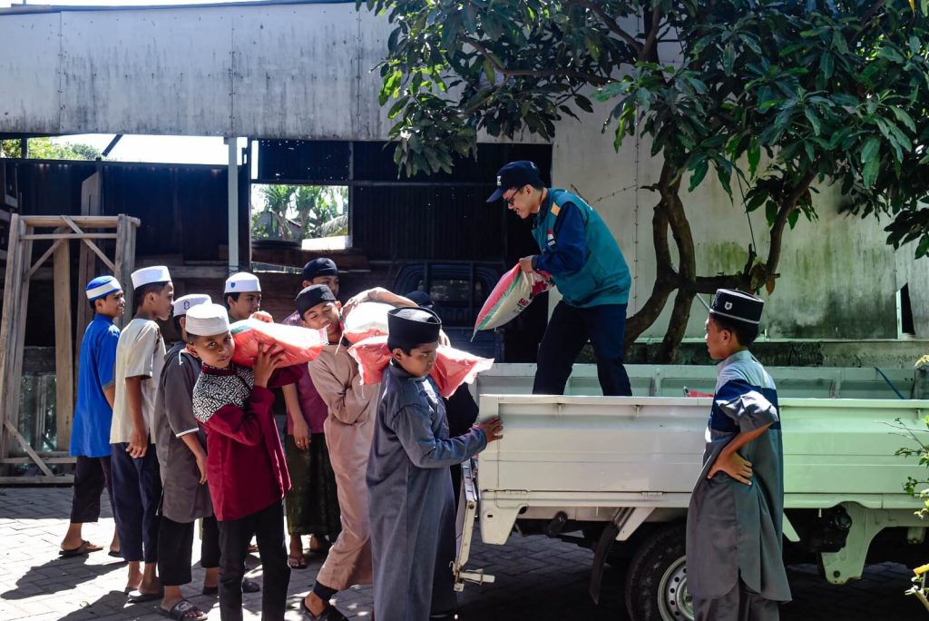 WIZ Salurkan 150 Kg Beras untuk Santri Rumah Tahfizh Enjaaz Qur’ani di ...