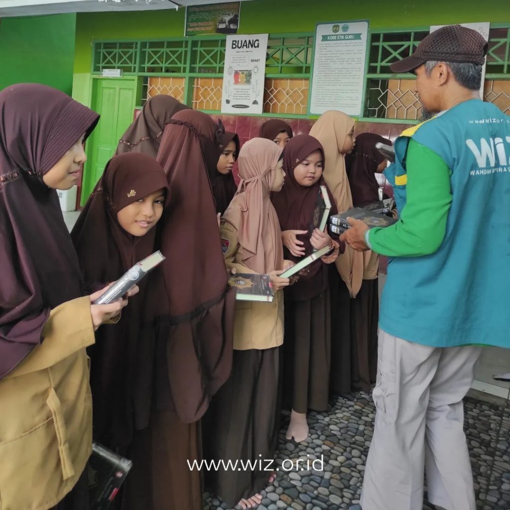 Salurkan Amanah Donatur, WIZ Palopo Tebar Al-Quran untuk Santri SDIT Al ...