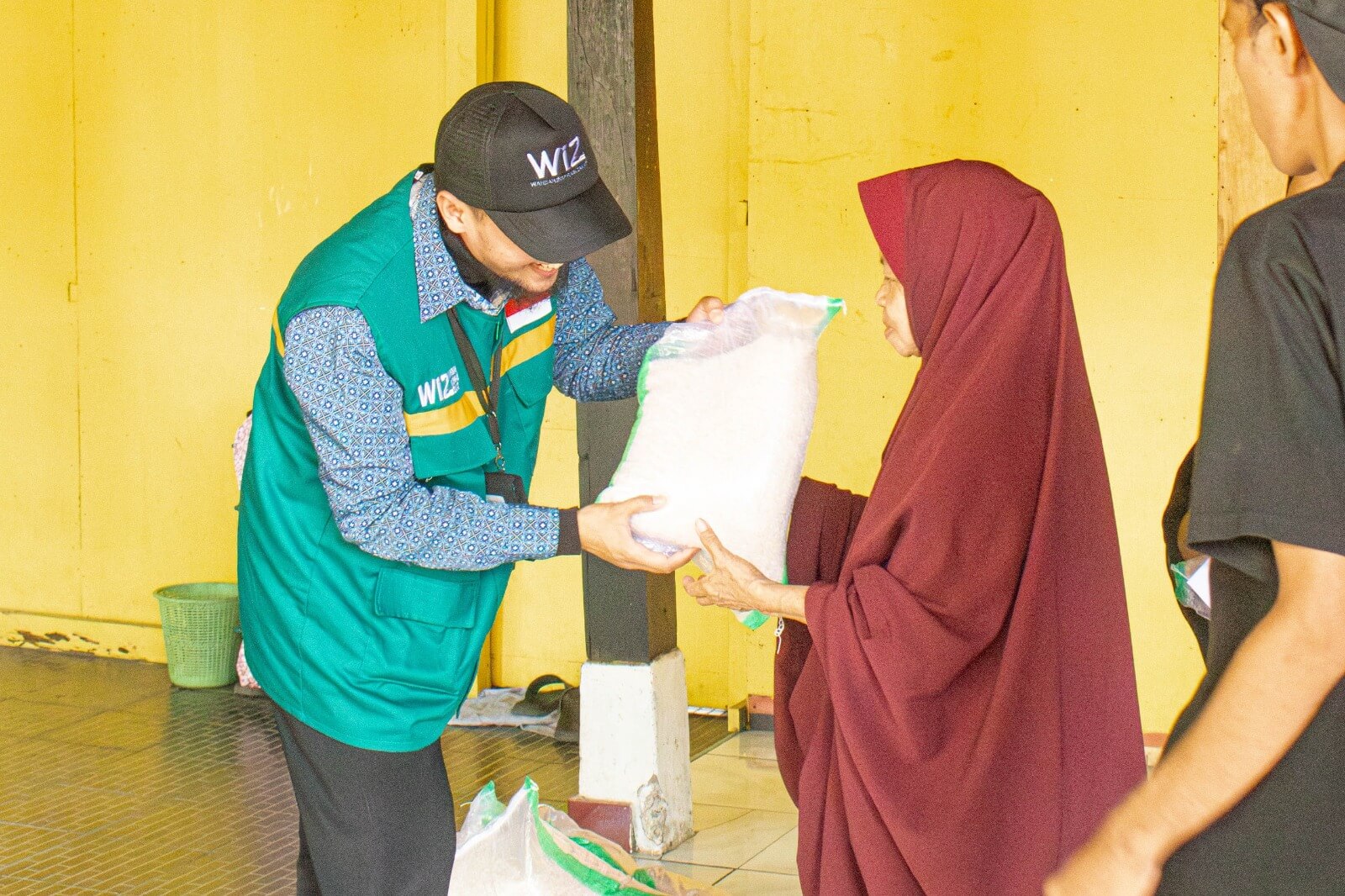 WIZ Salurkan Bantuan untuk Korban Kebakaran di Andi Tonro Makassar – WAHDAH INSPIRASI ZAKAT